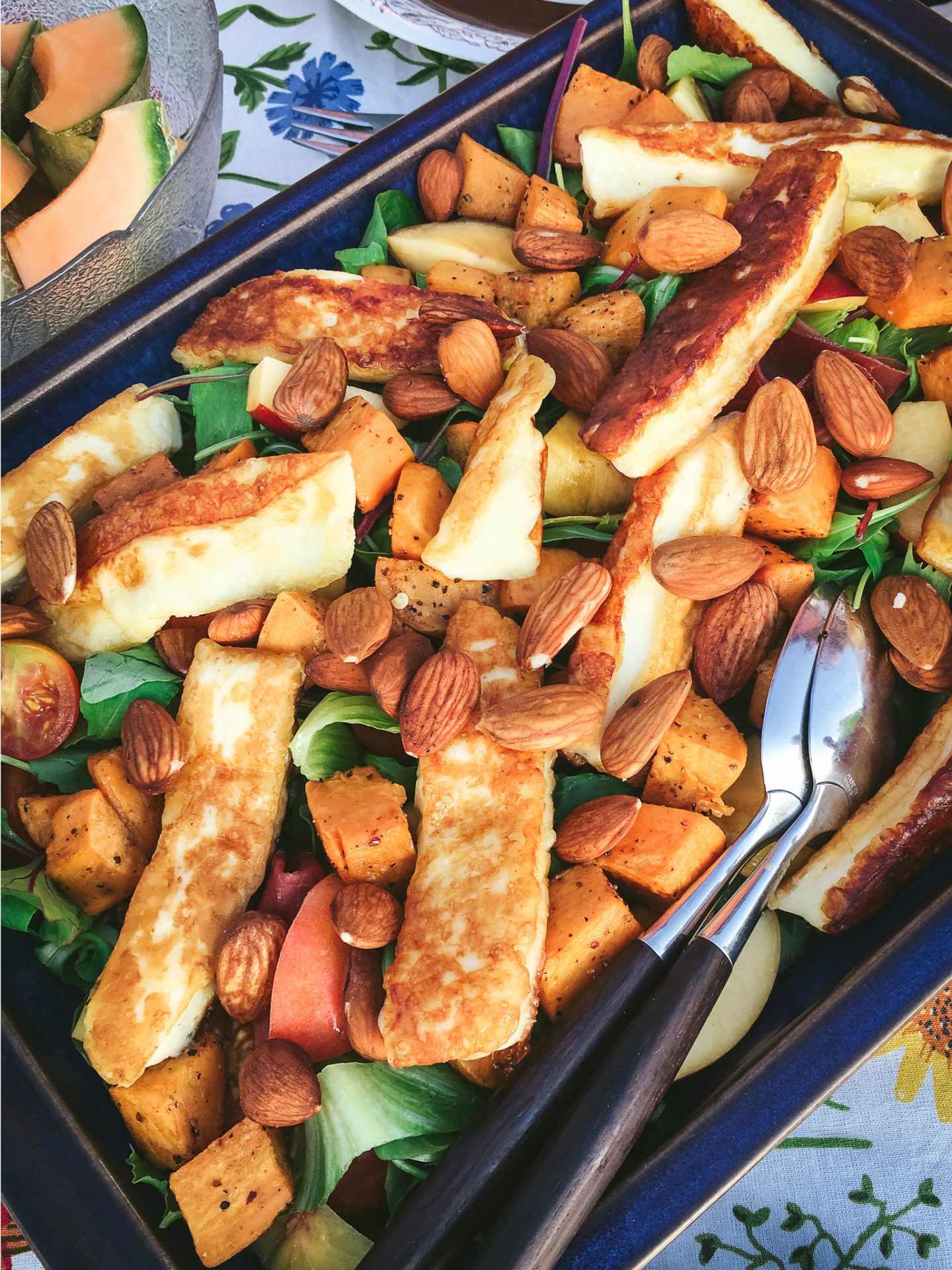 Sommarsallad med eldost, rostad sötpotatis, nektarin och sötmandel ...