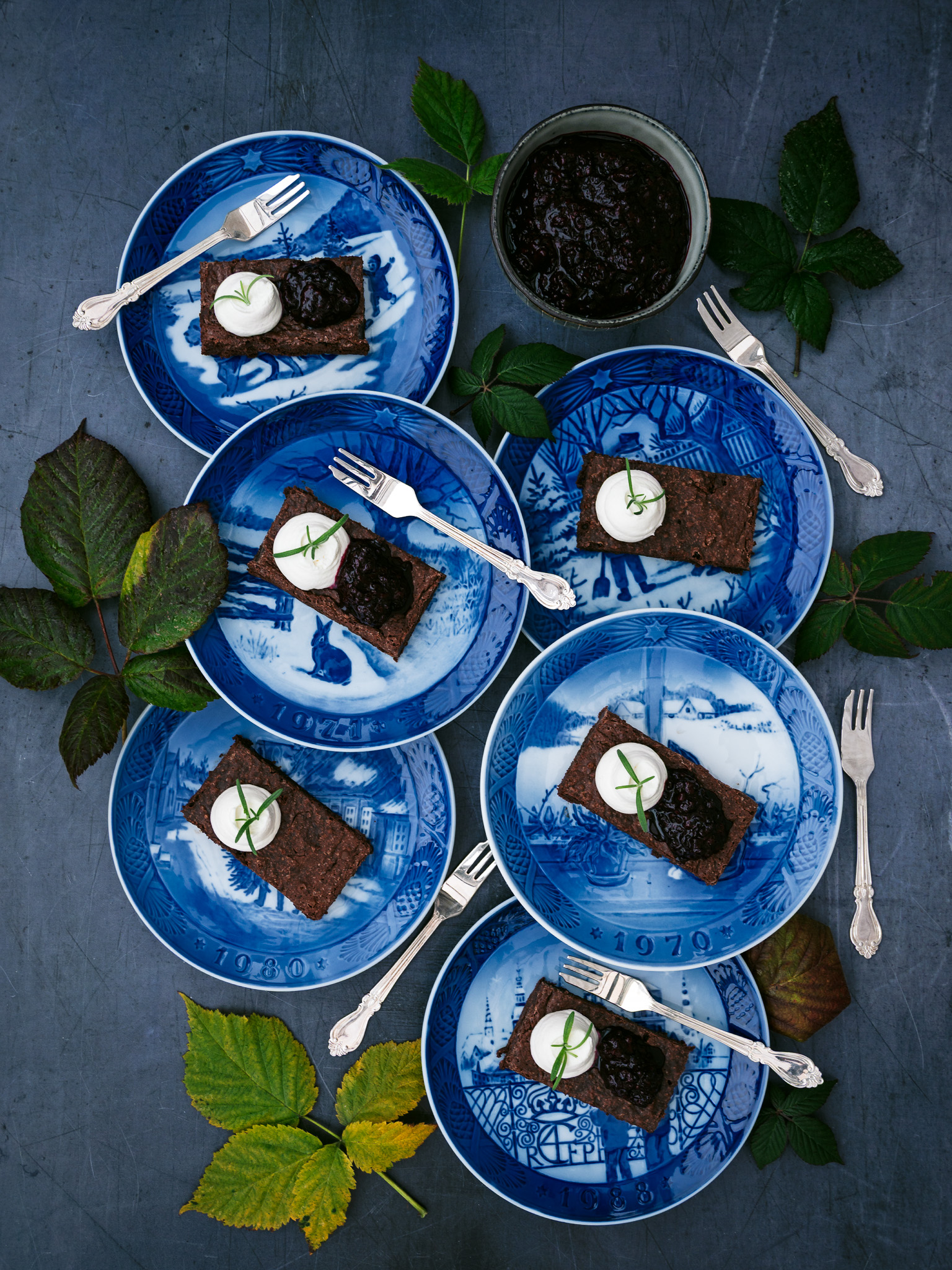 Chokladkaka, björnbär och creme fraiche