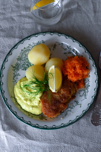 Panerad fisk med curry remouladsås och kokt potatis | Zeinab Amins blogg