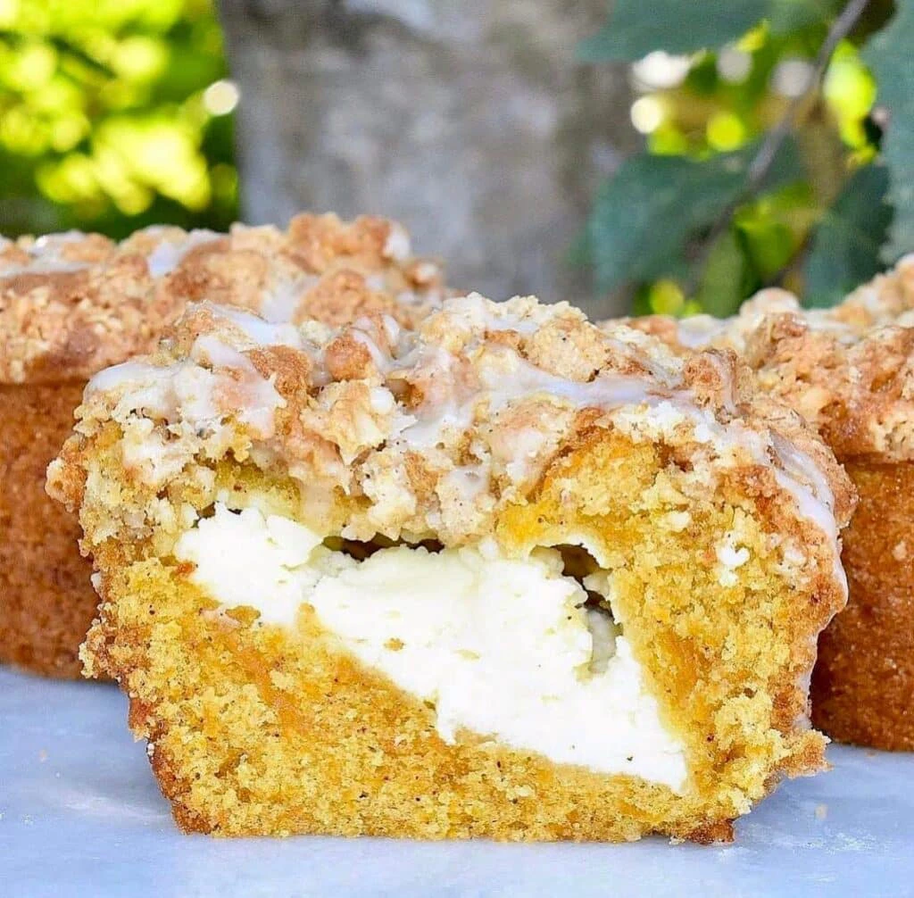 Morotsmuffins med cheesecakefyllning och kanelcrunch | Hannas bageri