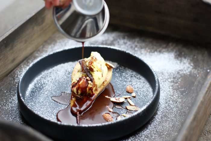 Vaniljbakade päron med saffransgrädde & After Eight-chokladsås ...