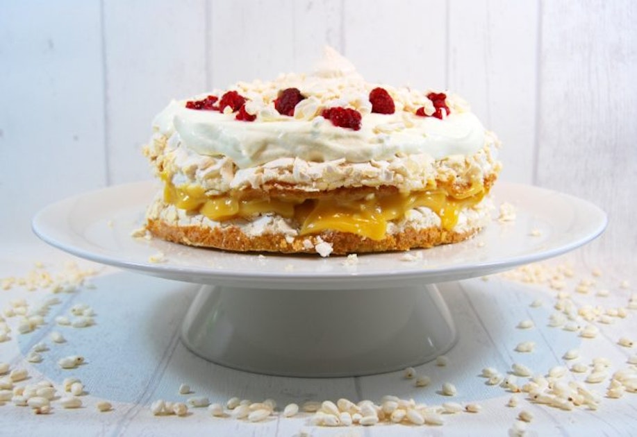 Marängtårta med puffat ris, krämig smörkräm, fluffig grädde & syrliga ...