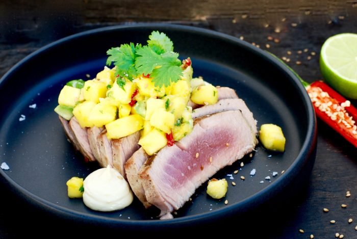 Halstrad tonfisk med mango- & avokadoceviche och ingefärsaioli ...