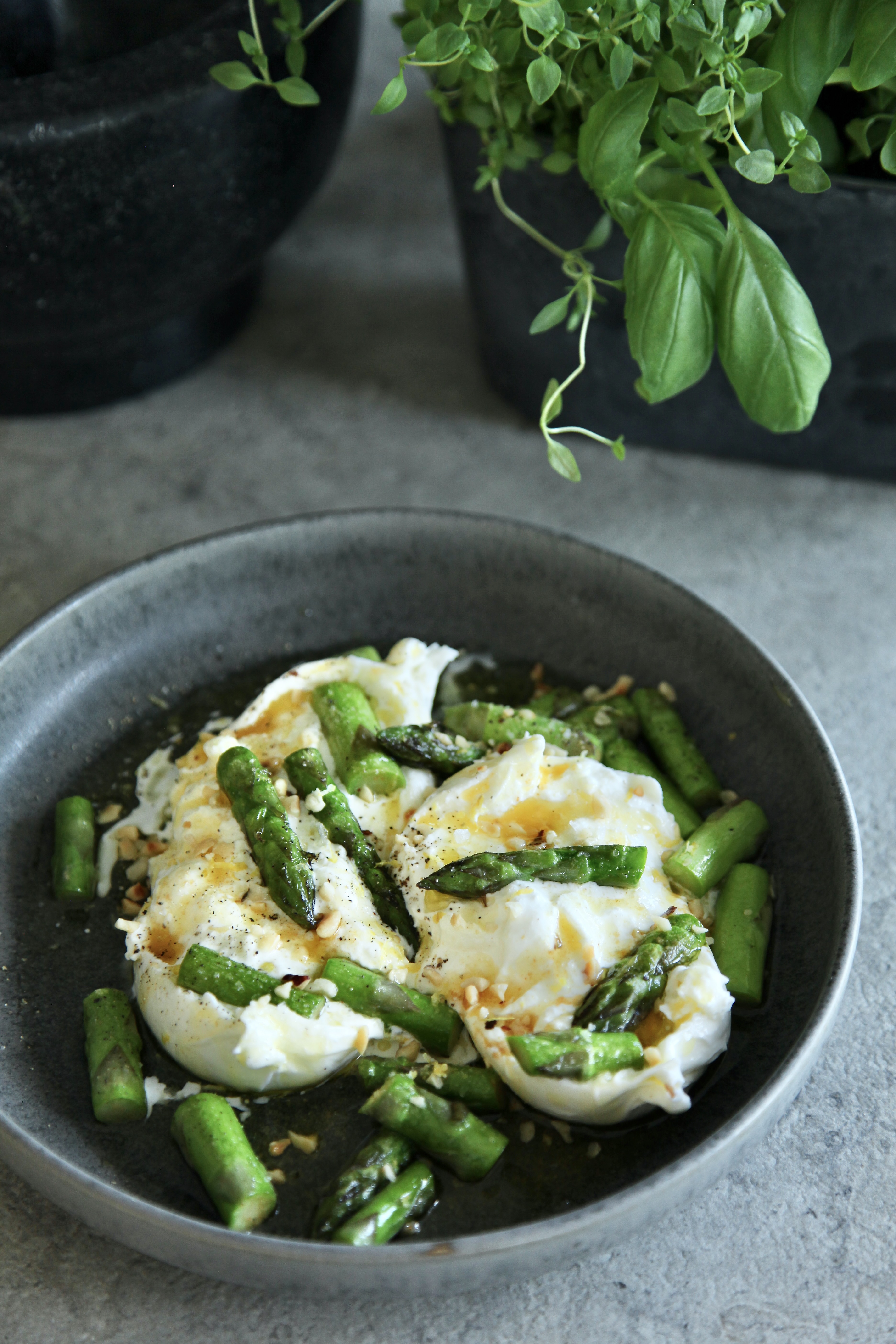 Burrata med grön sparris, brynt smör & hasselnötter | Catarina Königs blogg