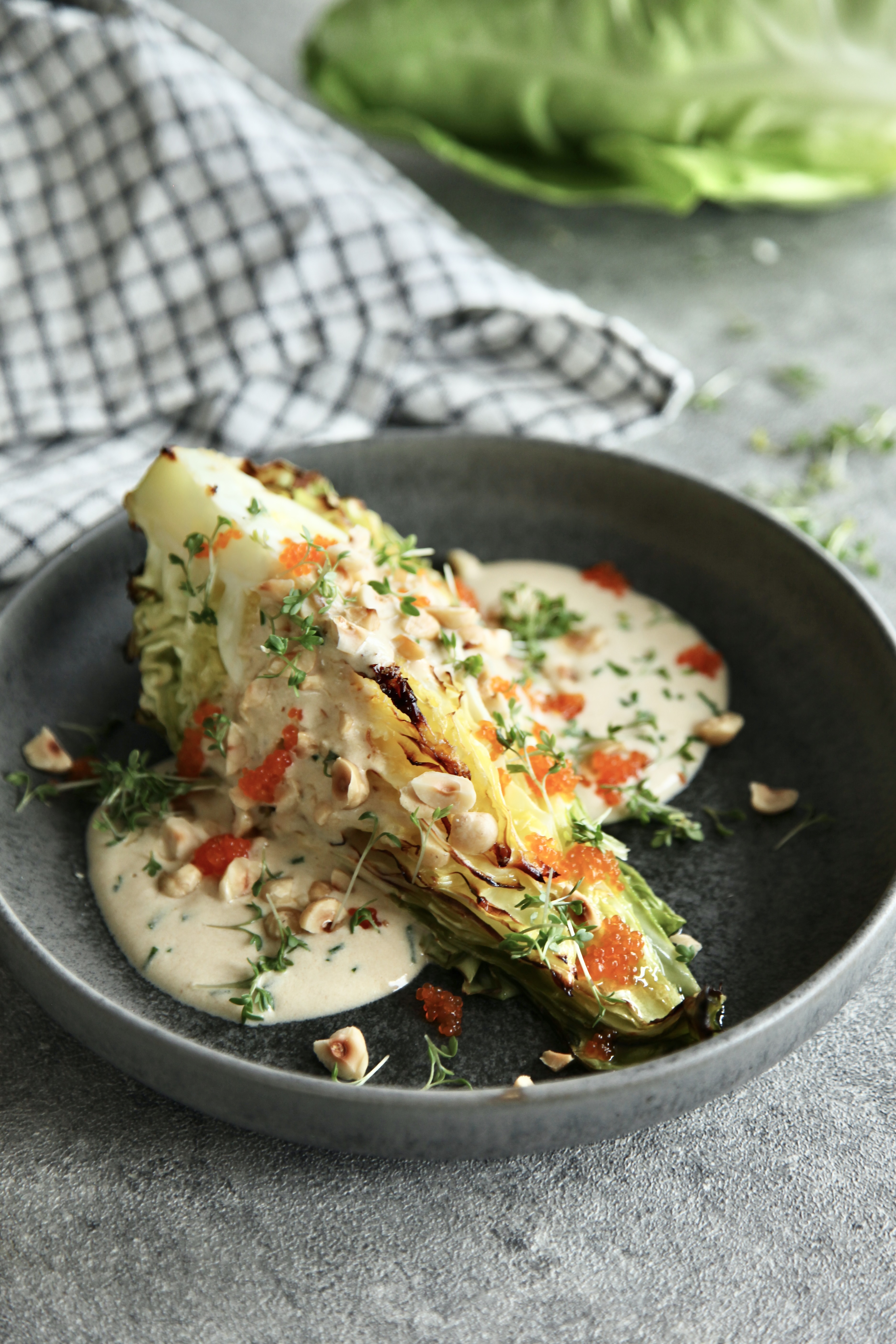 Rostad spetskål med brynt smörsås, rostade hasselnötter & krasse