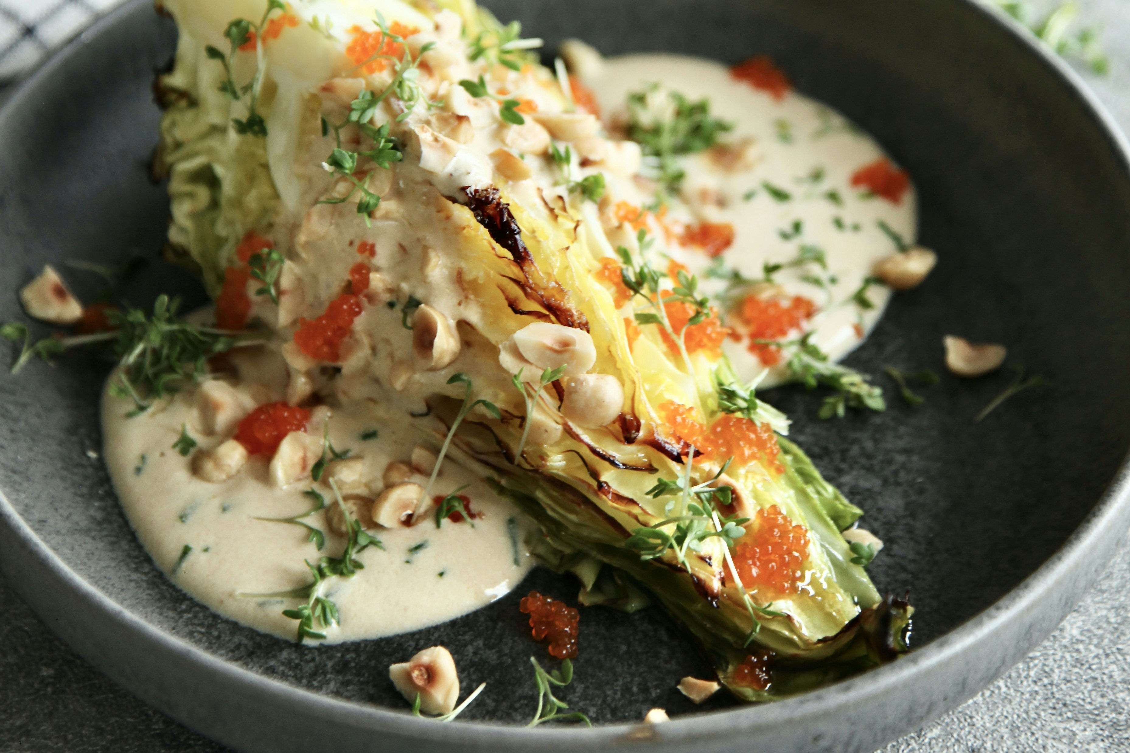 Rostad spetskål med brynt smörsås, rostade hasselnötter & krasse