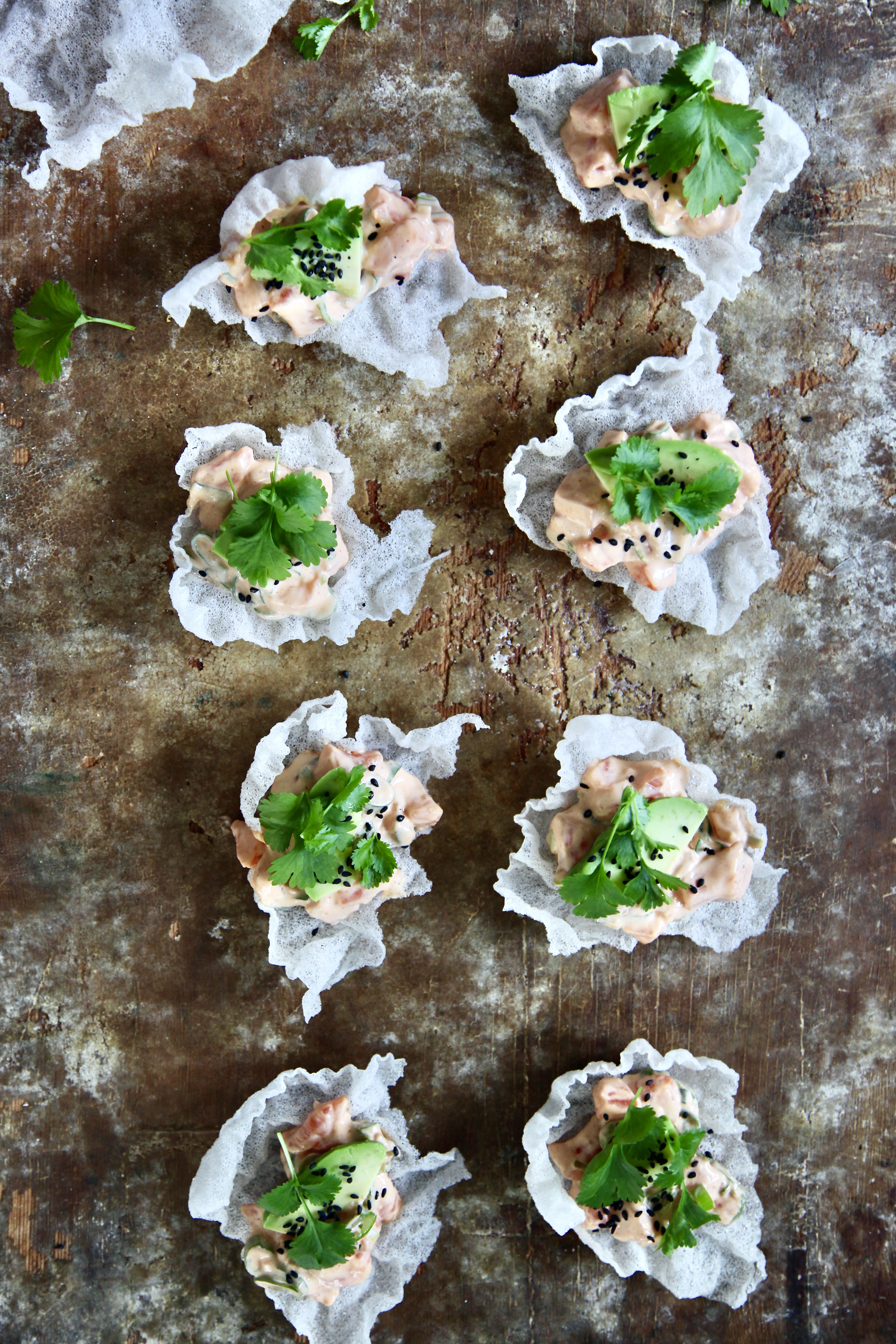 Friterat rispapper med krämig het laxtartar