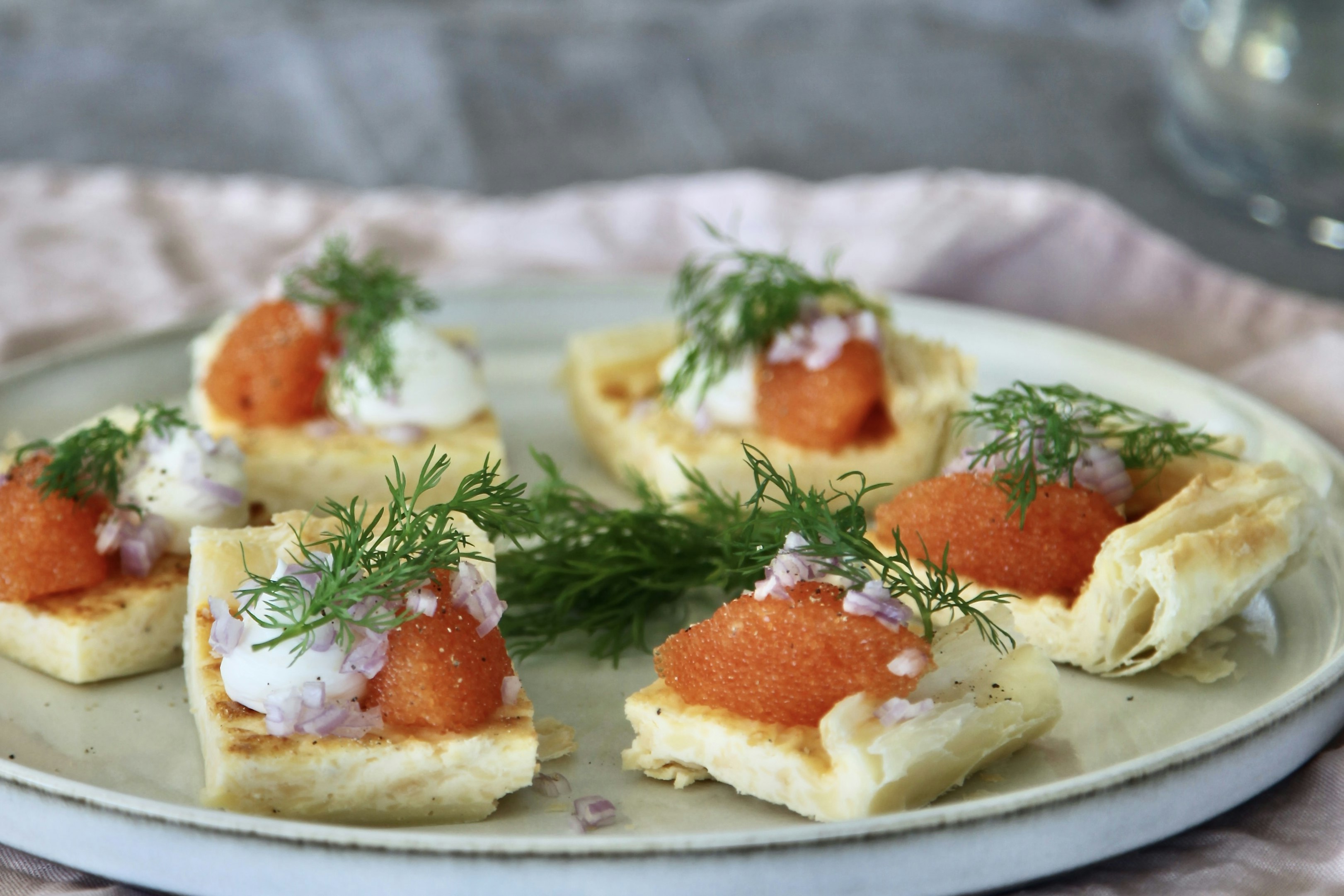 Smördegssnitt med lagrad ost och löjrom