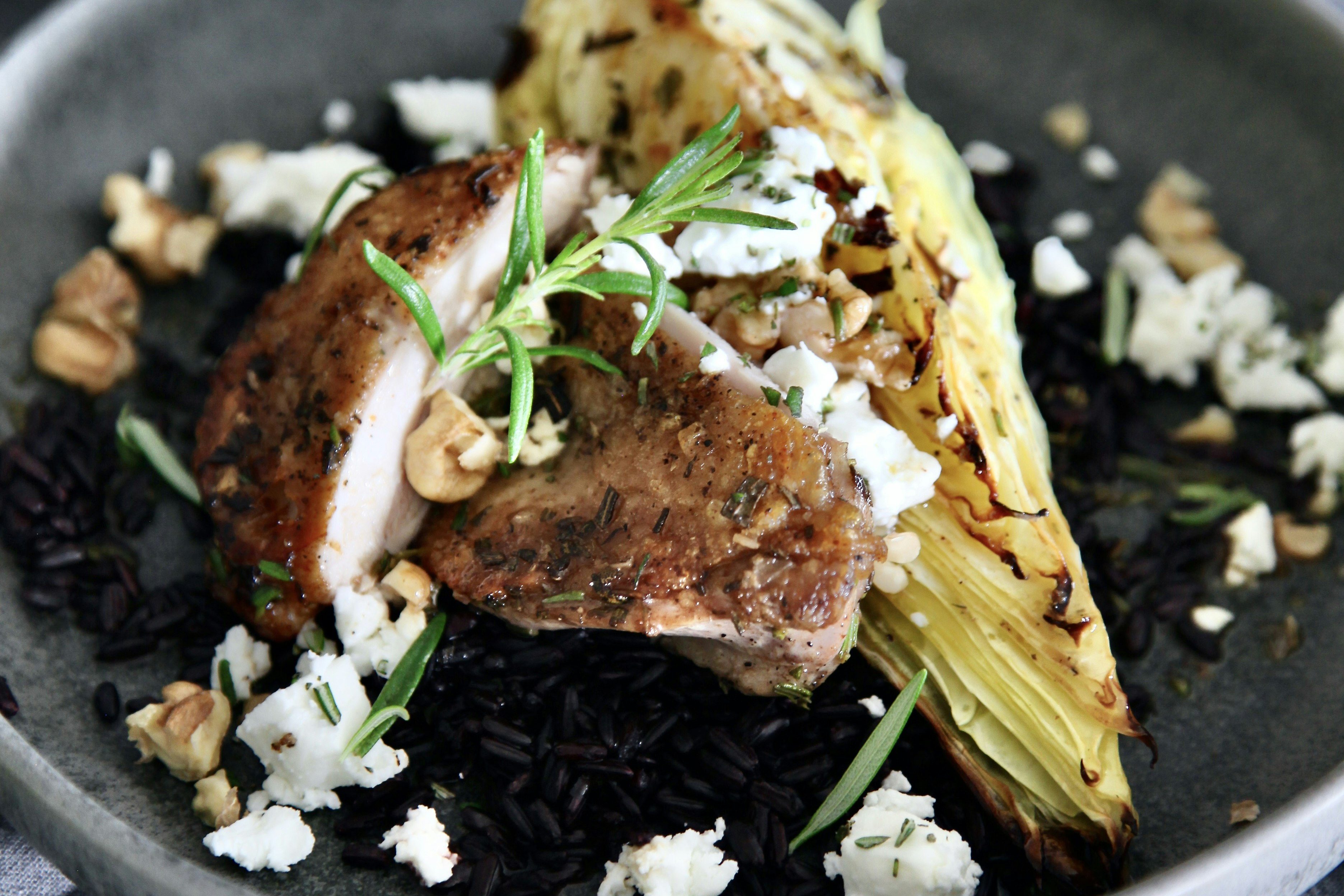 Rostad spetskål med svart ris & citronstekt kycklinglårfilé