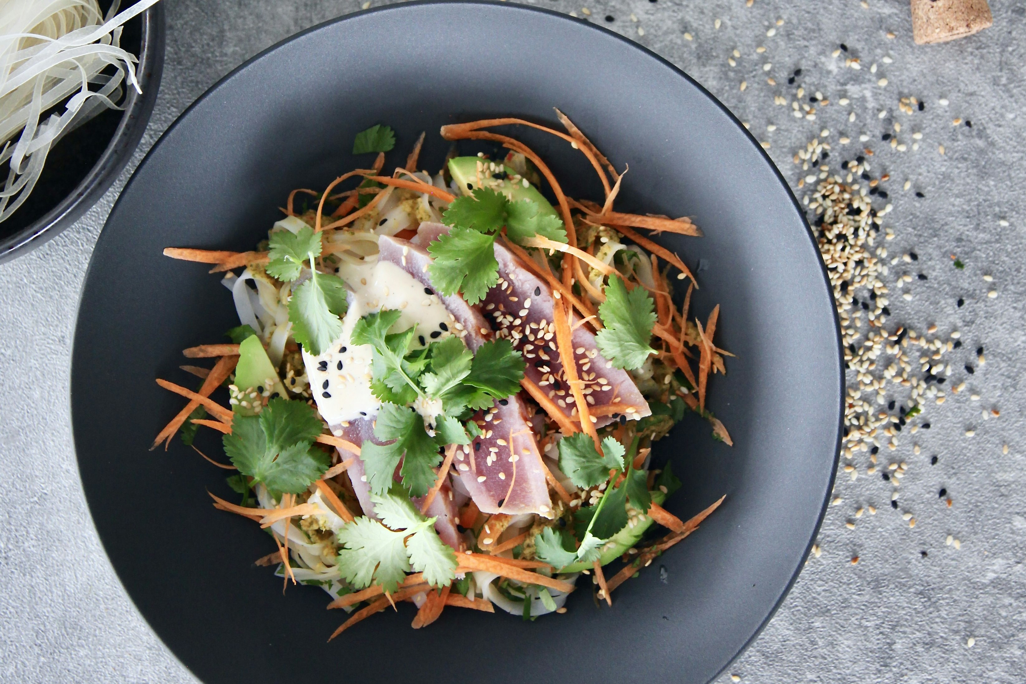 Halstrad tonfisk med nudelsallad