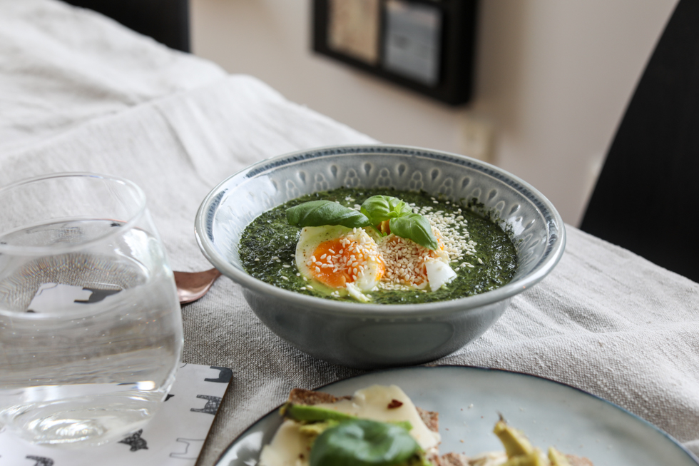RECEPT: SPENATSOPPA MED ÄGGHALVOR | Sofia Ståhls blogg