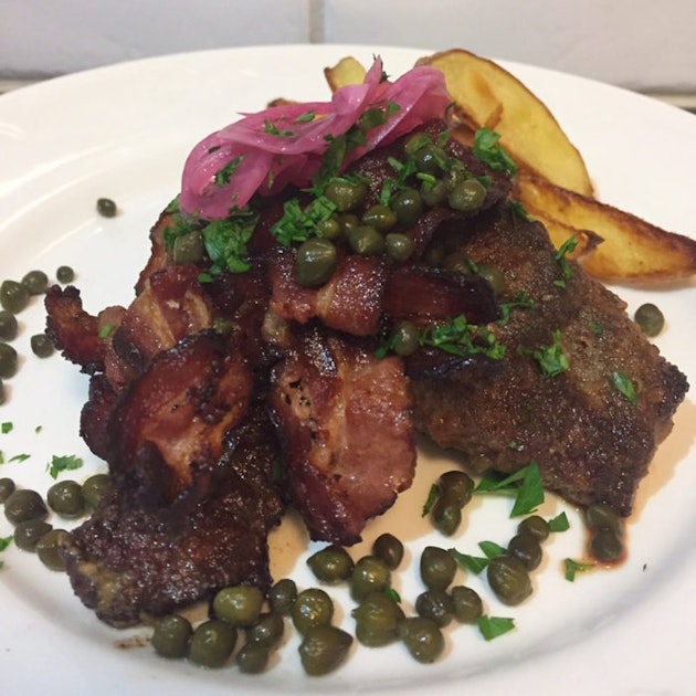Kalvlever Anglais med bacon, kapris och picklad rödlök | Maud ...