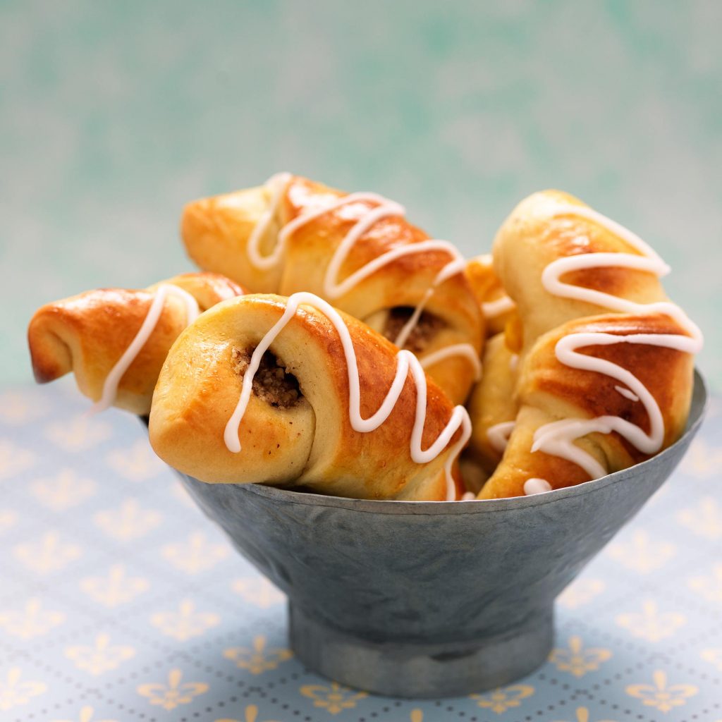 Saftiga gifflar med nötfyllning