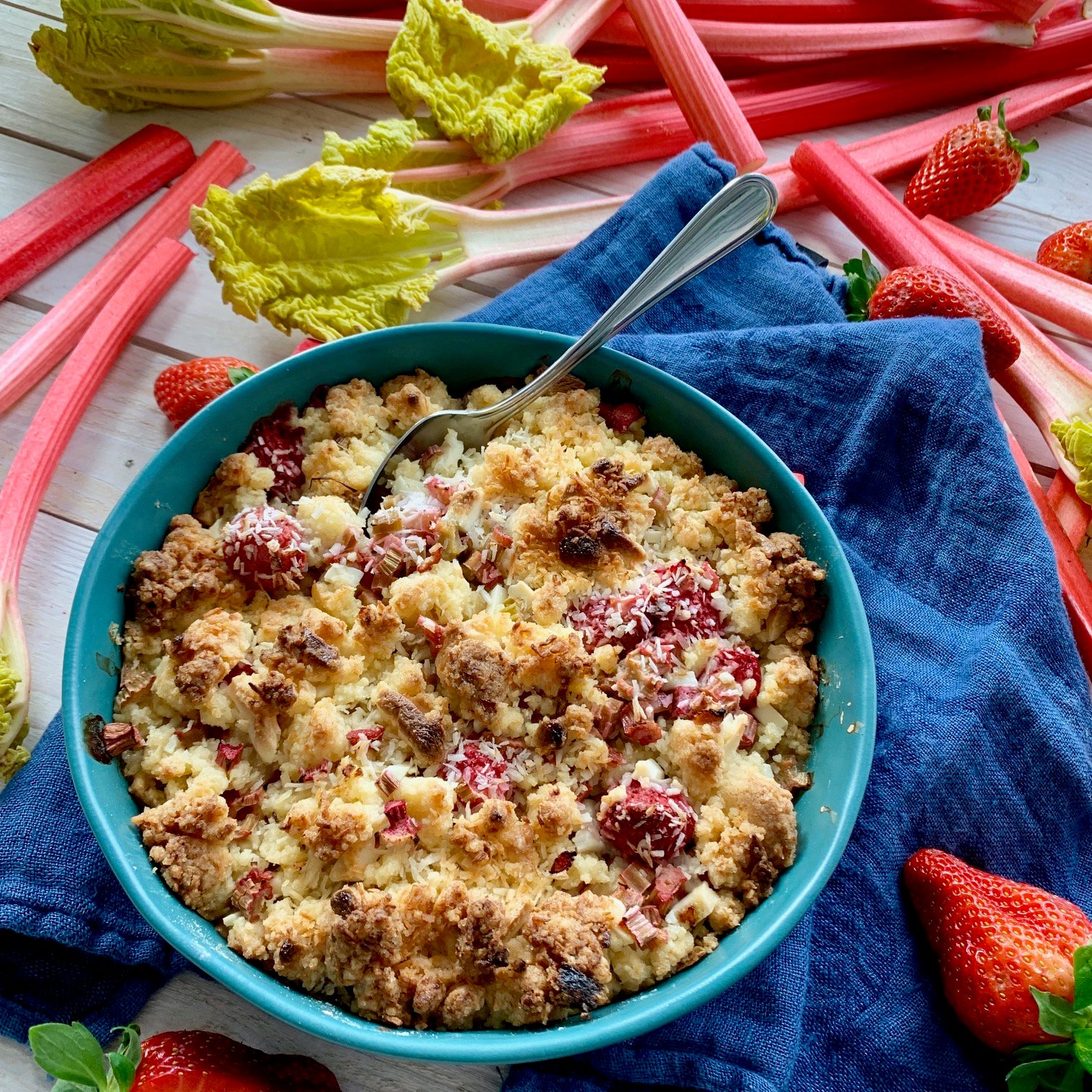 Enkel smulpaj med rabarber och jordgubbar | Sandra Palmqvist